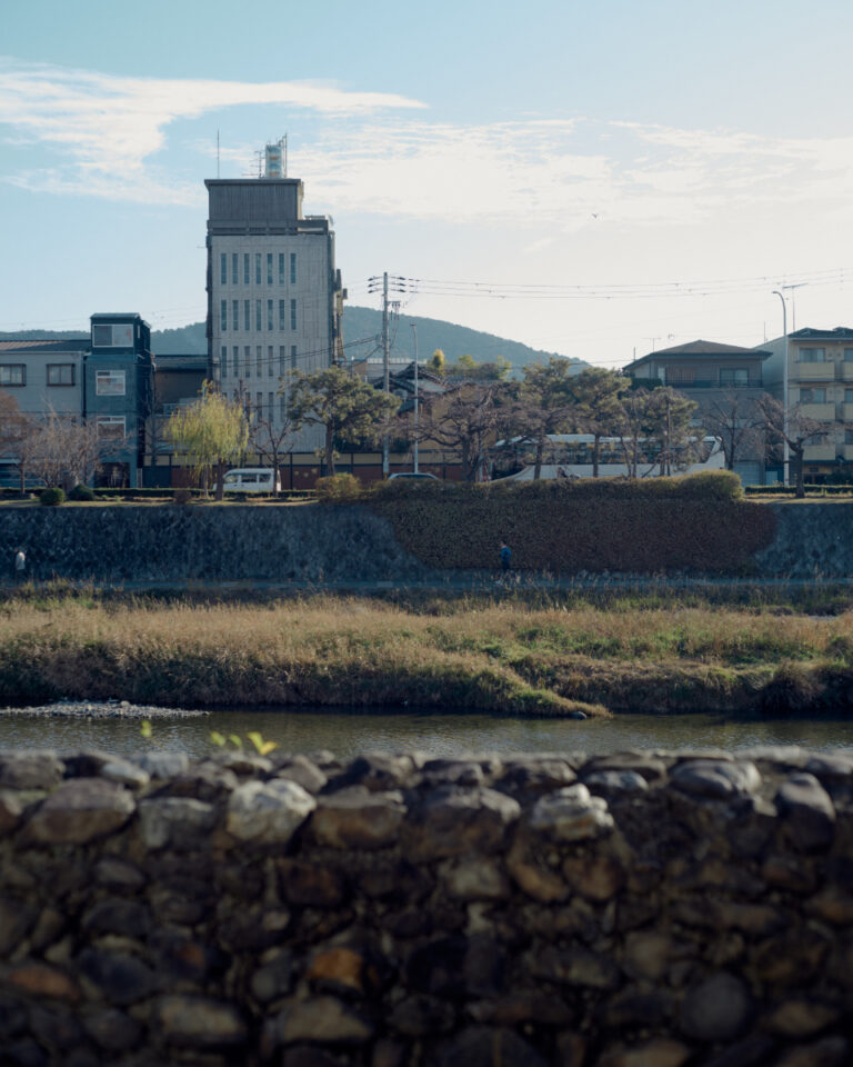 鴨川のほとりの静かでおおらかなお茶の時間京都・清水五条[茶室/茶藝室 池半]小嶋万太郎さん・慧さん＜前編＞ | Article | CHAGOCORO | 文化をインスパイアするお茶メディア